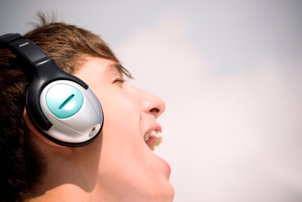 Consecuencias De Escuchar Música Demasiado Alta - Hacer Familia